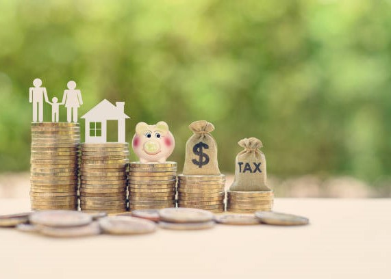 What is the difference between a life interest entitlement, under a ...